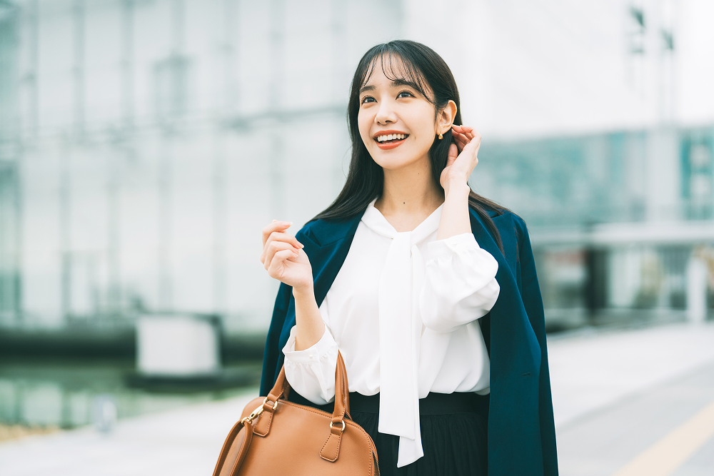 普通にブラウスのリボン結び解説！選び方やコーデ事例も紹介 | コラム【AOKI公式通販】