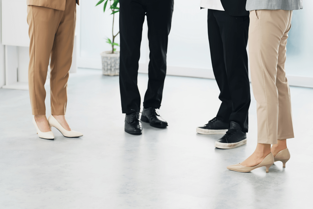 オフィスカジュアルの靴は何が正解？男女別で選び方の基準を徹底解説 | コラム【AOKI公式通販】