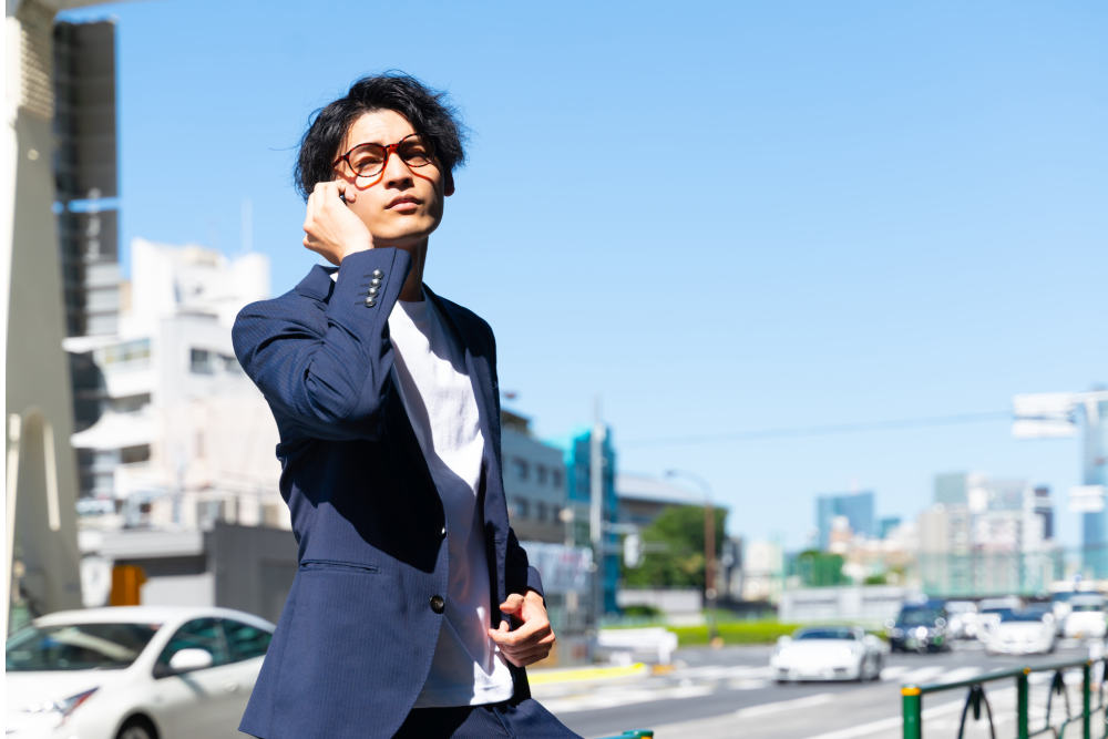 スーツにTシャツは本当にアリ？大人に似合うおすすめコーデと選び方を解説 | コラム【AOKI公式通販】